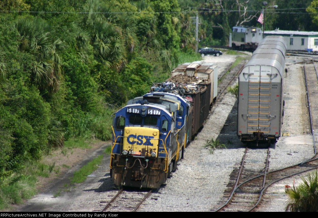 CSX 5817 waits for N172 and Amt no 6 builds northbound Auto Train